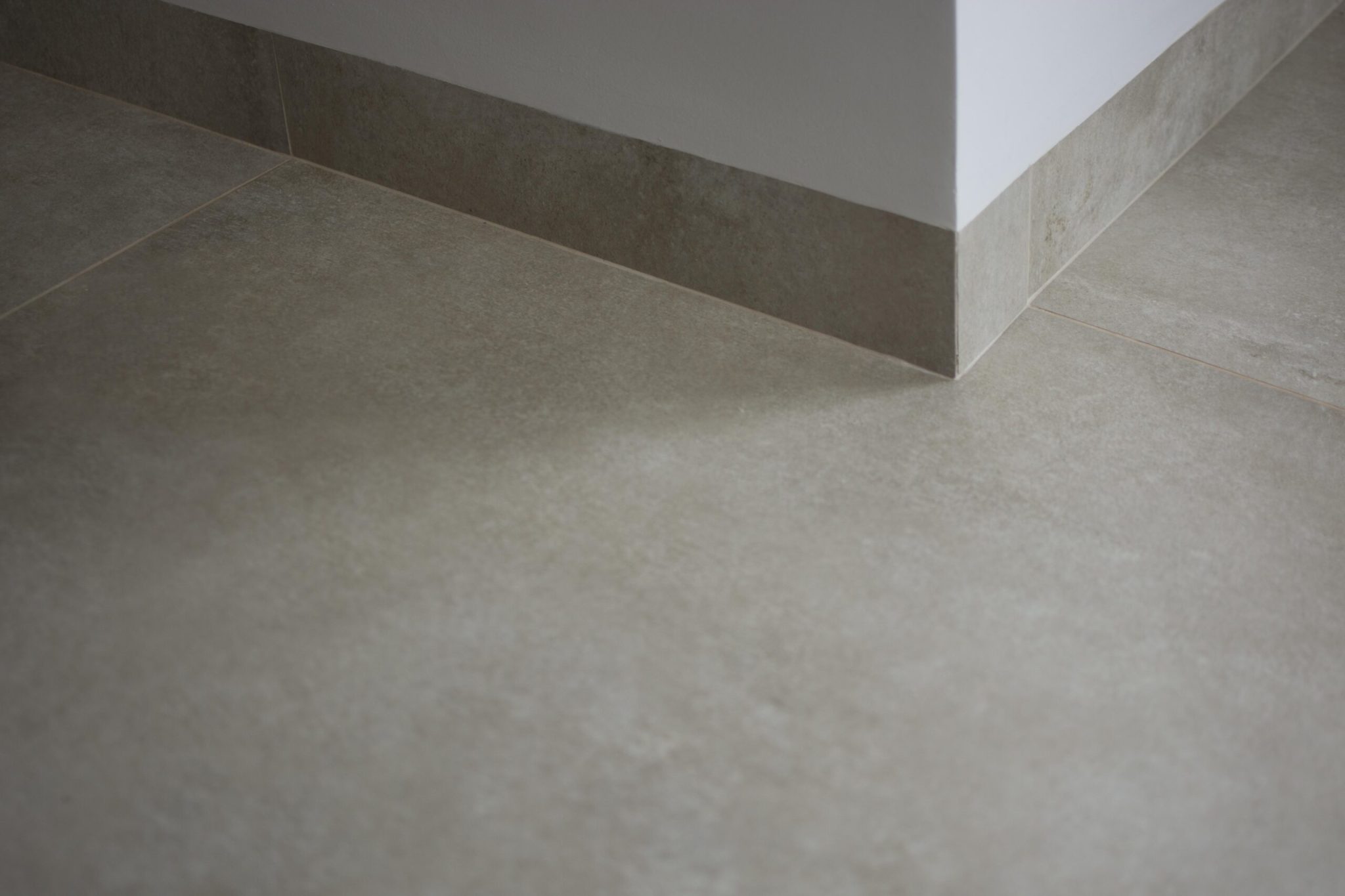 Rodapé Embutido → O Que É? Vantagens, Desvantagens e Como Fazer